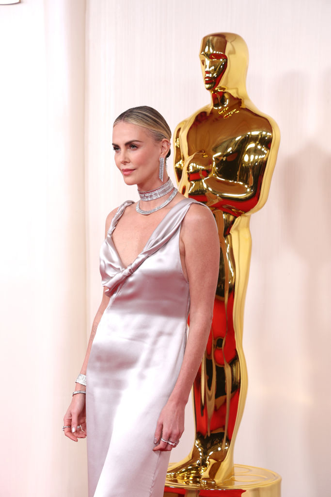 Η Σαρλίζ Θερόν απενοχοποιεί το age gap και τα situationships με τον καλύτερο τρόπο - “Έκανα one ...